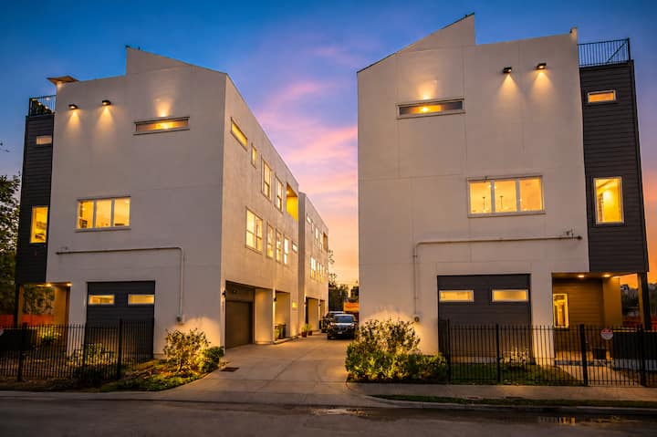 Sleeps 20! Luxury Twin Bldg Near Dtown: Pet-friend - Houston, TX