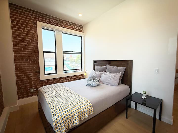 Warm Unit In K-town - Los Angeles