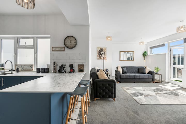 Brighton Central Flat | Sea View, Balcony, Parking - 브라이턴