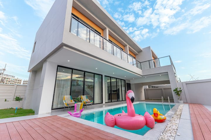 [8802]5房5卫/芭提雅/市中心/超豪华装修/独栋泳池别墅/现代风轻奢/超大空间/交通便利 - Pattaya