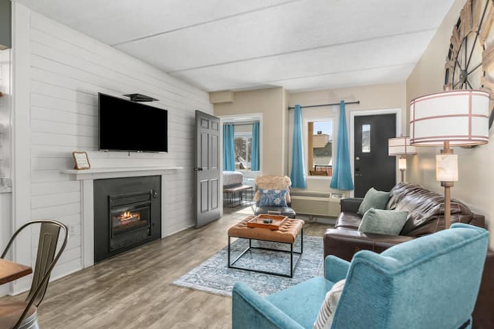 Downtown Condo W/year-round Indoor Pool & Hot Tub! - Gatlinburg, TN