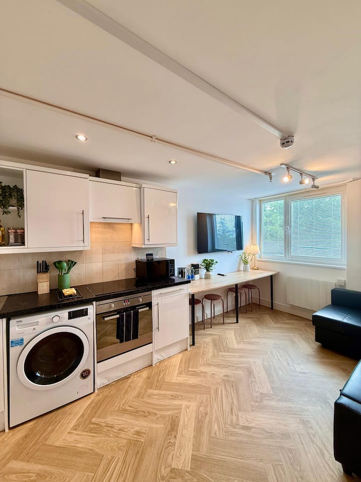 Spacious Apartment With Kitchen-lounge And Parking - Andover, KS