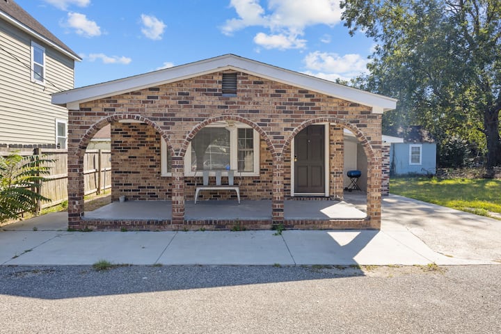 Charming Charleston Retreat Near Downtown - Charleston, SC