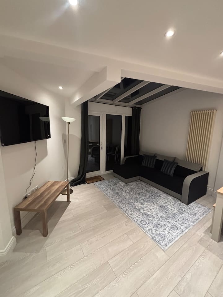 Entire Flat In Town Centre With Private Garden - Basingstoke