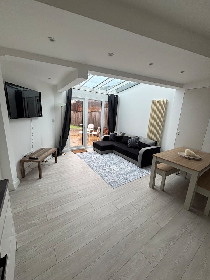 Entire Flat In Town Centre With Private Garden - Basingstoke