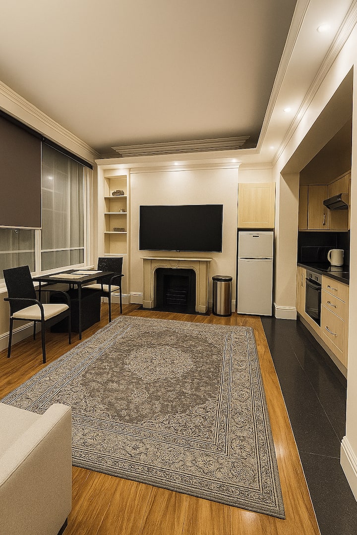 The Cromwell Residence | 2-bed Kensington Flat - Earls Court