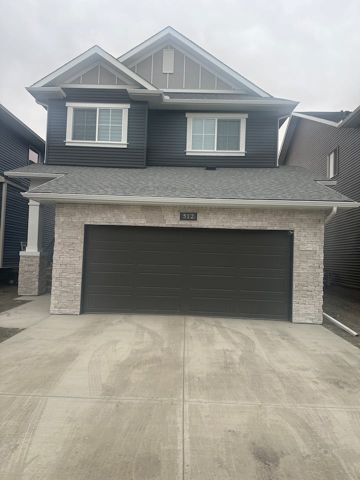 4 Bedrooms 3bath And Brand New Home For The Family - Airdrie