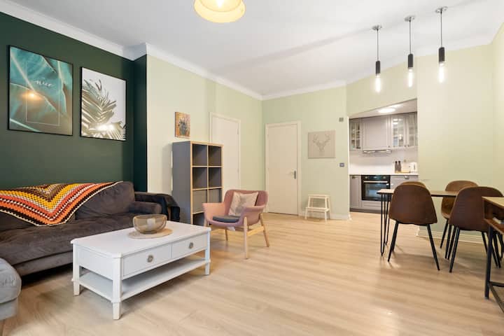 Bright & Modern 2-bedroom Docklands Stay - Dublin