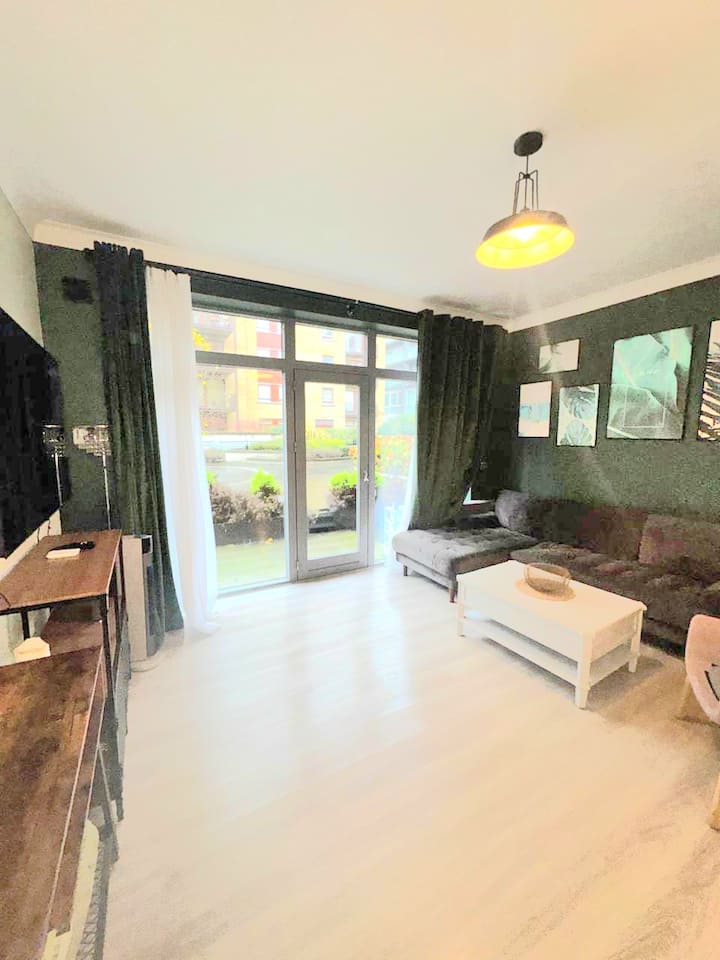 Bright & Modern 2-bedroom Docklands Stay - Dún Laoghaire