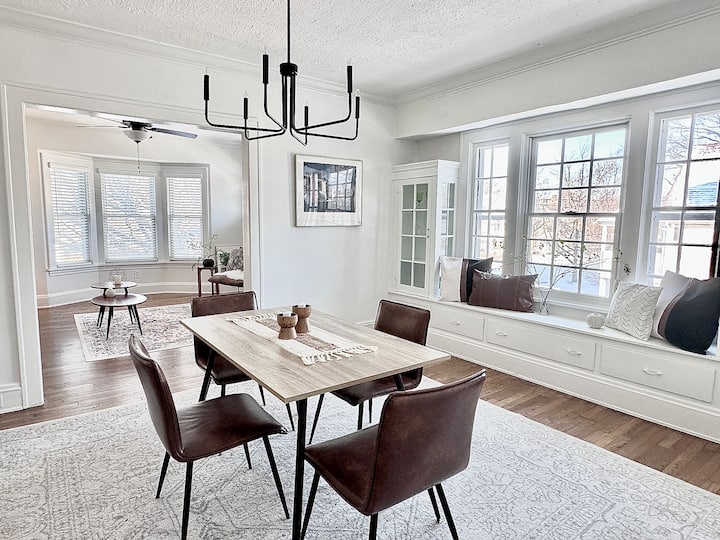 Bright Airy Escape Steps To Lake Beach - Cleveland, OH