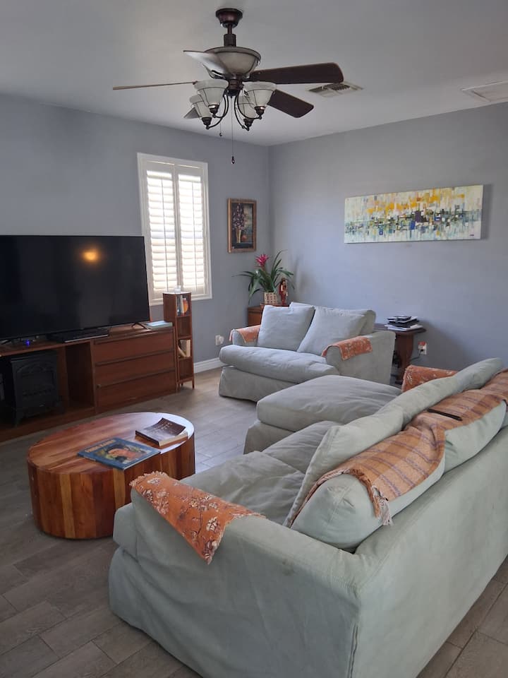 A Cozy Upstairs Apartment With Parking Space - Phoenix, AZ