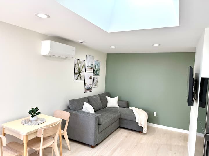 Private Home | Disney/sofi/lax | Parking + Patio - Lynwood, CA