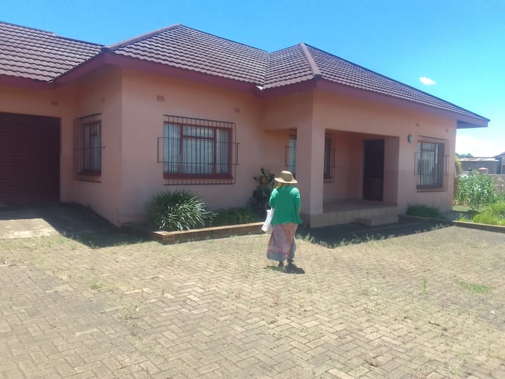 Morden Home  With 4 Bedrooms With A Office  Space - Dwarsloop