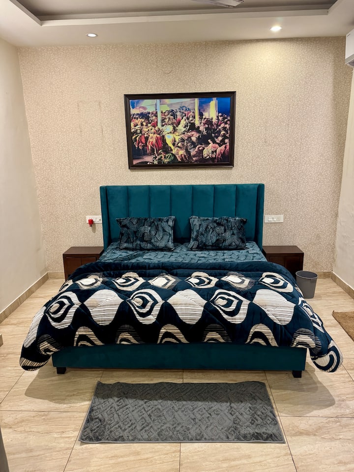 Cosy Oxford Street Studio | Sky5 Homestays - Zirakpur