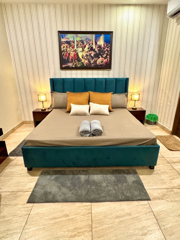 Premium Studio Oxford St | Couples & Family | Sky5 - Zirakpur