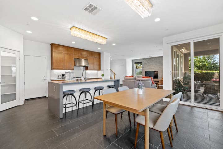 Modern Model Home | 2 Living Rooms | Big Kitchen - Eastvale, CA