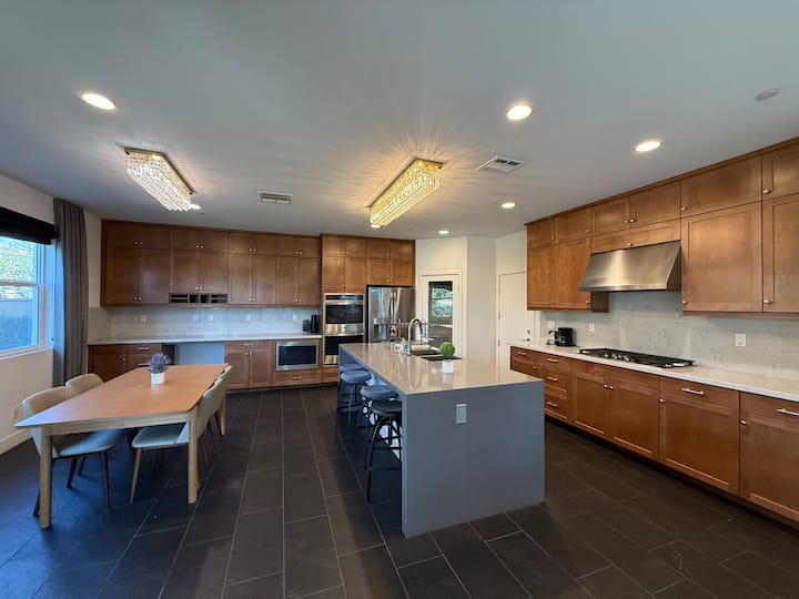 Modern Model Home | 2 Living Rooms | Big Kitchen - Ontario