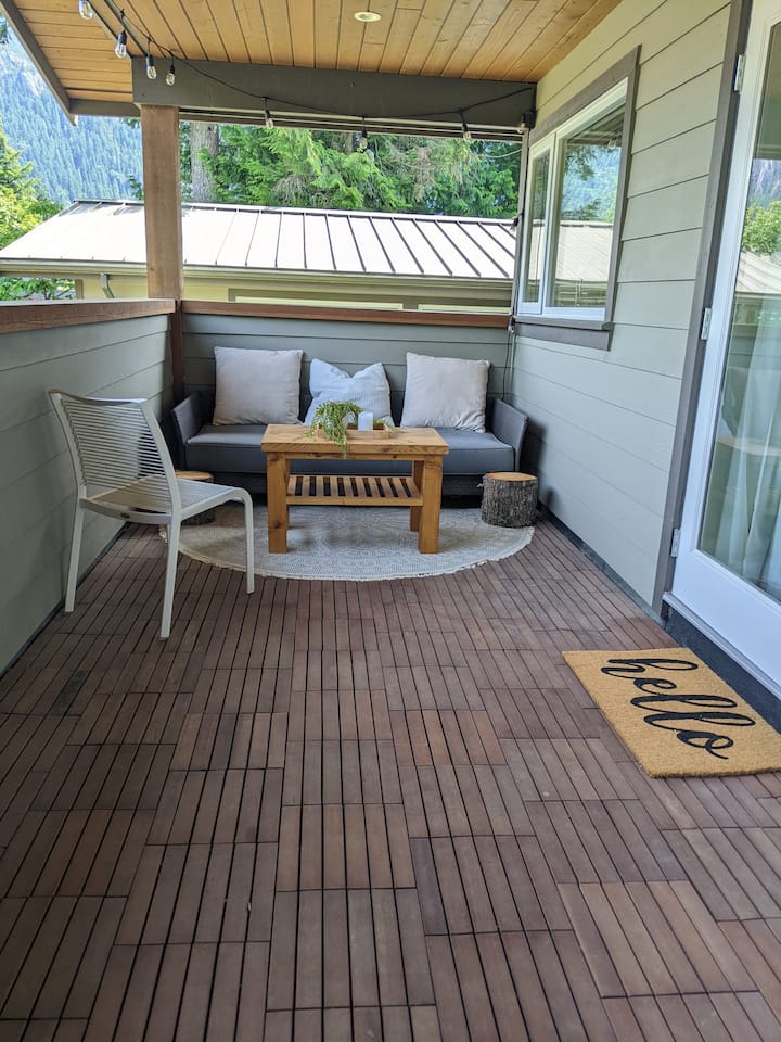 Private Patio + Deep Jacuzzi Bathtub + Cozy Bed - Squamish