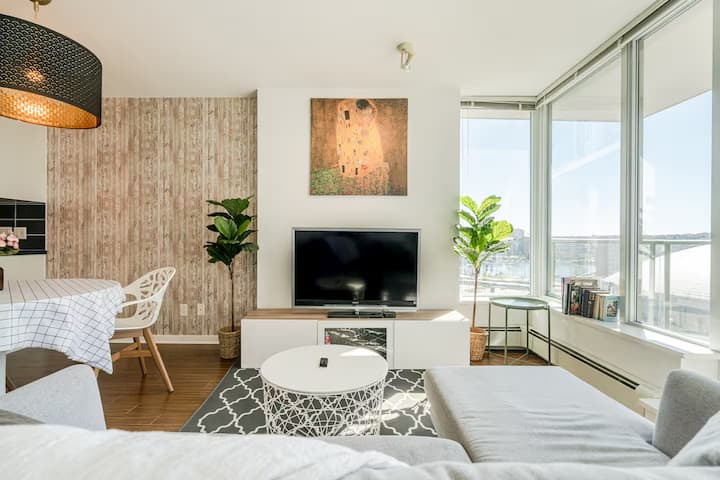 Skytrain/bcplace/waterview/5 Ppl/central/ Downtown - Vancouver