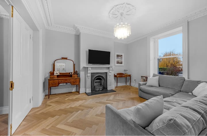 5 Bedroom Home In A Coastal Suburb Of Dublin - Dublin