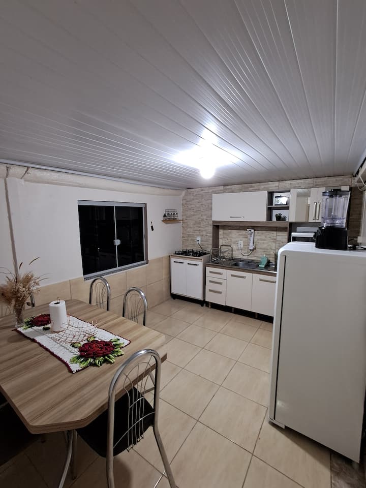 Porão Aconchegante, Com Garagem, Até 5 Pessoas. - Chapecó