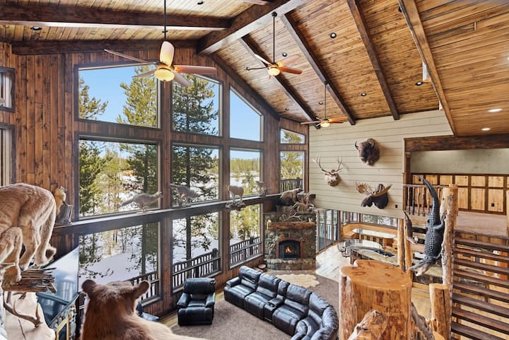 Riverfront Wildlife Lodge•12-person Hot Tub•arcade - Island Park, ID