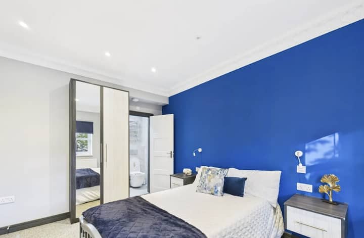 Self-contained Unit Near Airport With Parking - Slough