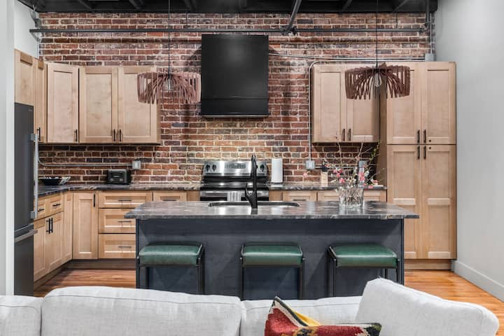 Downtown Retreat: Park Views, Character - Florence, AL