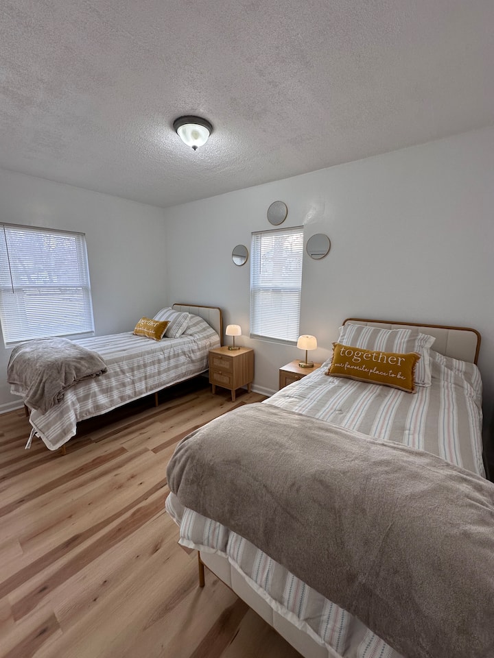 Farmhouse In The Heart Of Downtown Auburn Hills - Bloomfield Hills, MI