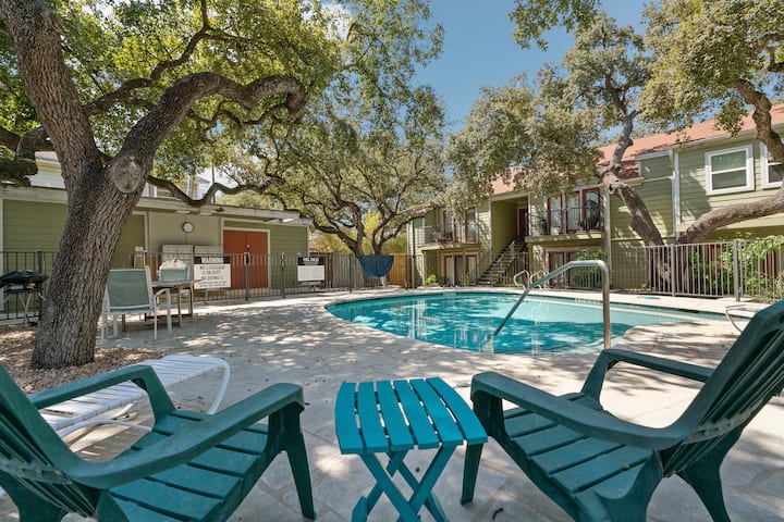 Charming 1br Condo Retreat W/ Patio & Pool {New} - Austin, TX