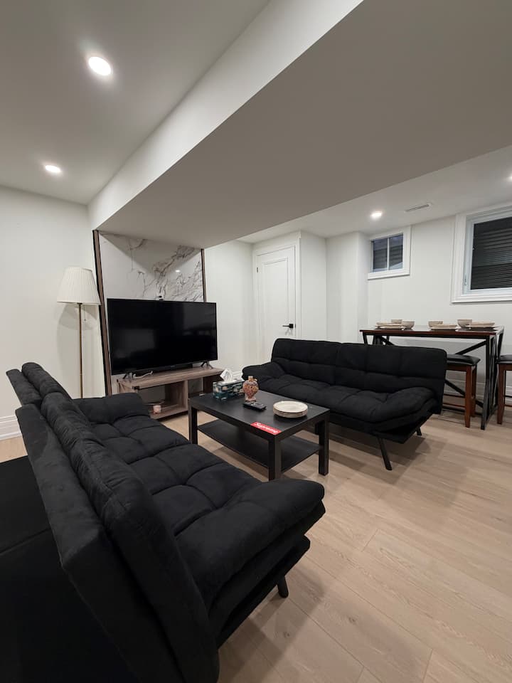 Stylish 2-bedroom Fully Furnished Basement - Vaughan