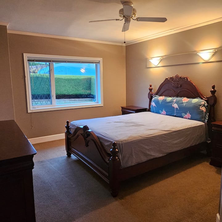 Charming Retreat Near Beckwith Park  Nice Patio - Victoria