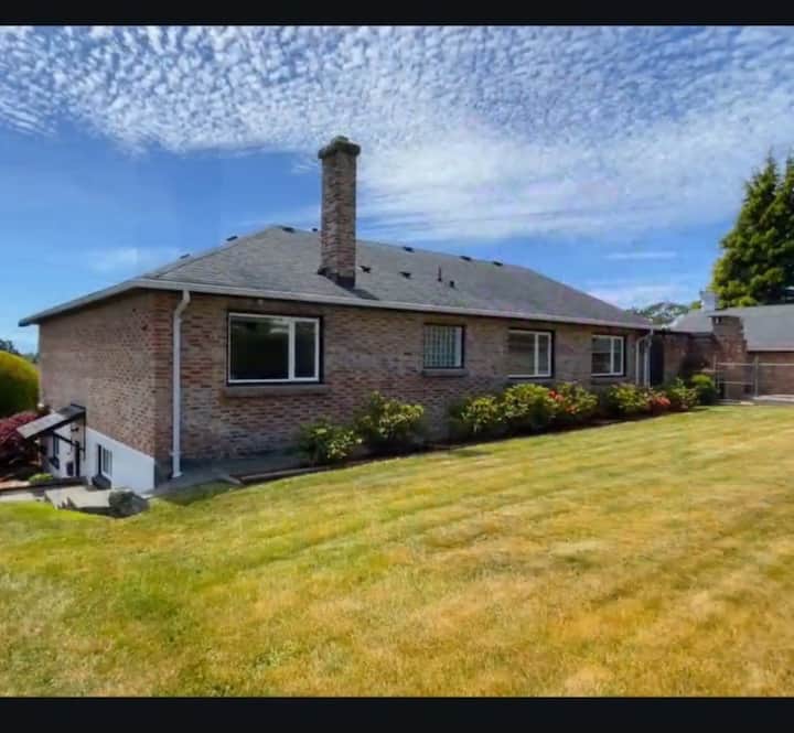 Charming Retreat Near Beckwith Park  Nice Patio - Oak Bay