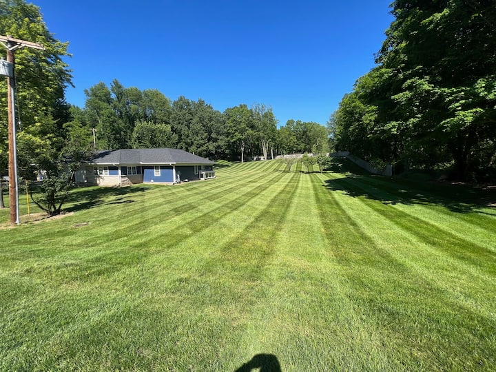 Spacious 3br Home W/gym, Office & Huge Yard - Battle Creek, MI