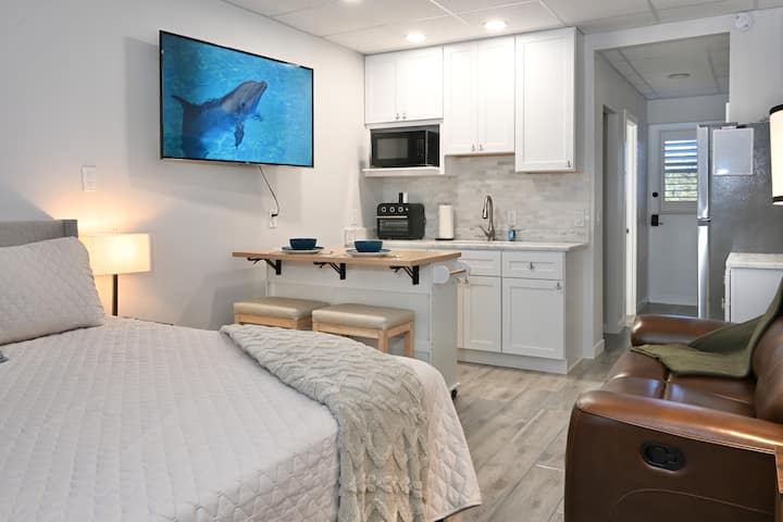 King Bed • Pool • Beach | Driftwood Den - Indian Shores, FL