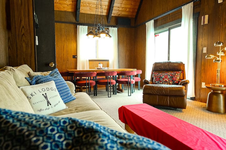 Creekside Chalet | Largest Hot Tub In Western Up - Ironwood, MI