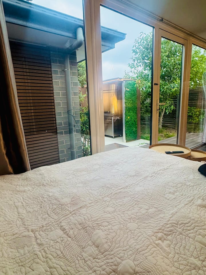 Oran Park Stay | Studio With Private Patio & Entry - 캠던