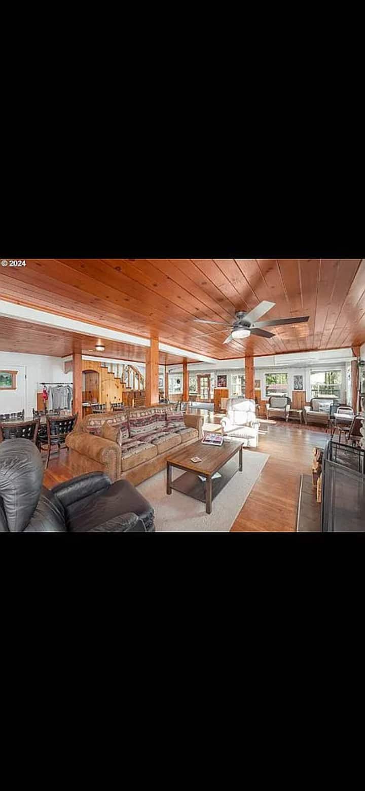 Historic Idleyld Lodge On The North Umpqua River - Oregon