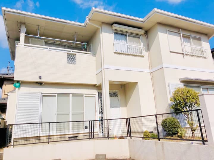 【駐車場3台／一棟貸切】津ic近く｜グループ旅行・長期出張ok ・日硝ハイウエーアリーナ車で約3分 - Tsu