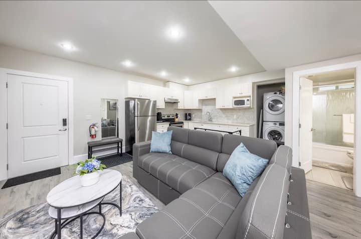 Modern 2br Retreat |Free Parking |Desk| Fast Wi-fi - Surrey