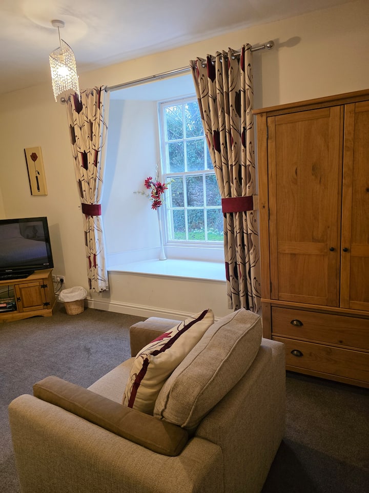 16th Century Peaceful Farm House Quiet 
Sleeps 10 - Barrow-in-Furness