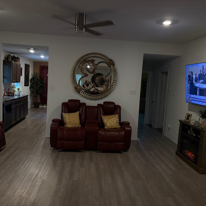 Cozy 3 Bedroom Two Bath 30 Minutes From Downtown - Sienna Plantation, TX