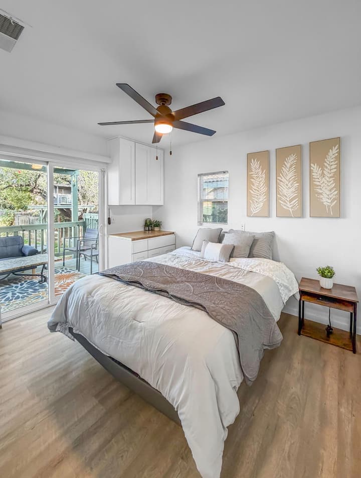 Riverside Jacuzzi Retreat | 5 Min To Downtown - Bloomington, CA