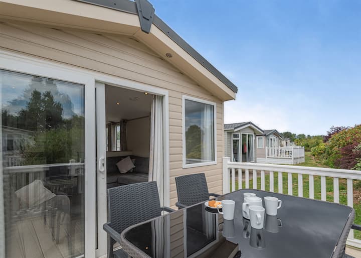 Gold Caravan With Parking & Decking - Skegness