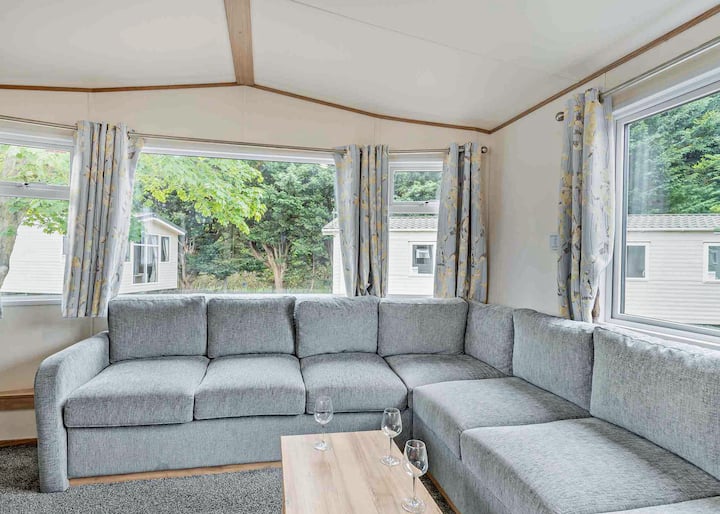 Gold 3 Bedroom Caravan, Sleeps 8. With Parking - Windermere