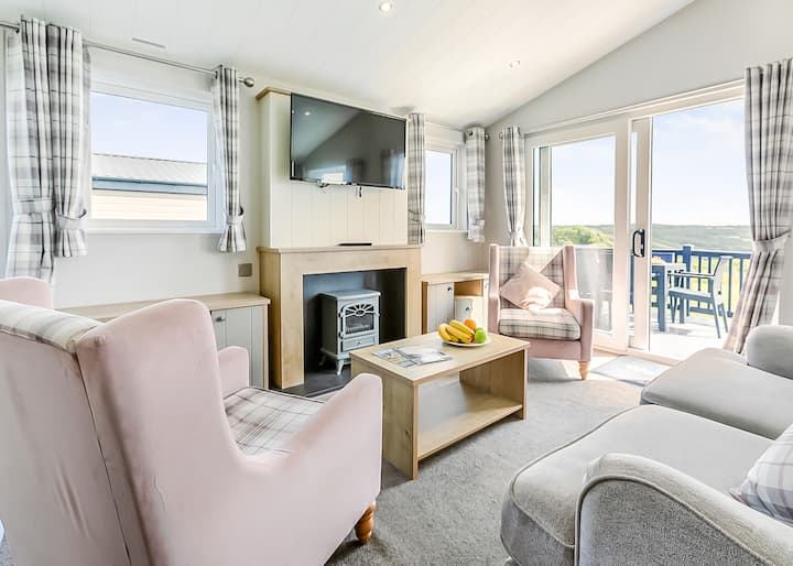 Deluxe 3, Slps 6, Parking, Ensuite, Decking - Porthcawl