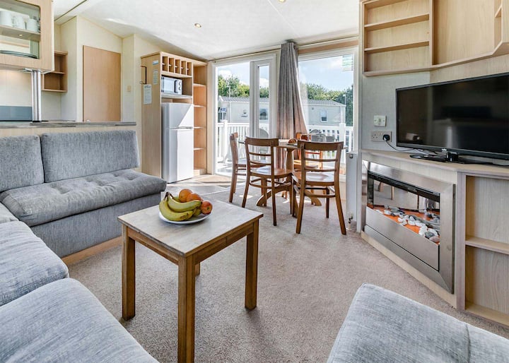 Silver Caravan With Parking - Lizard