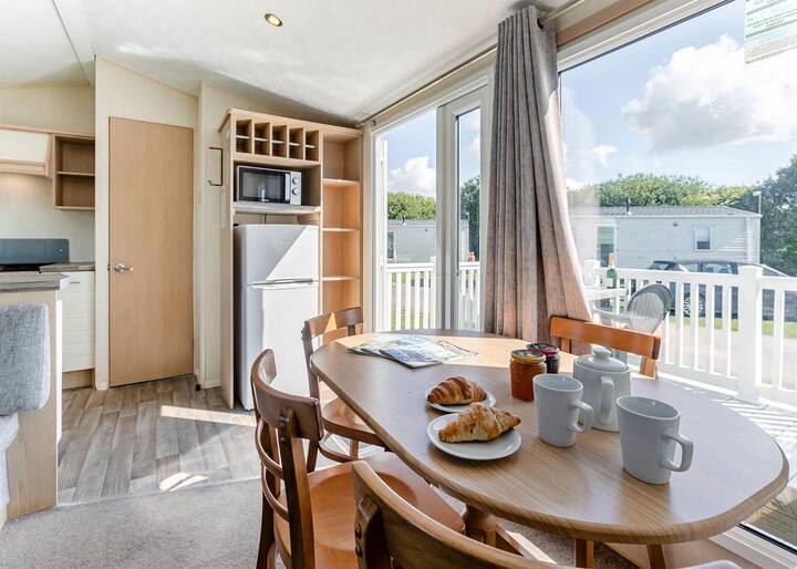 Silver Caravan With Parking, Ensuite & Decking - Helston