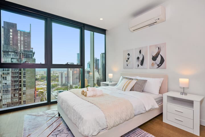 Cbd Skyline 2br High-rise | Pool, Gym & Views - Williamstown