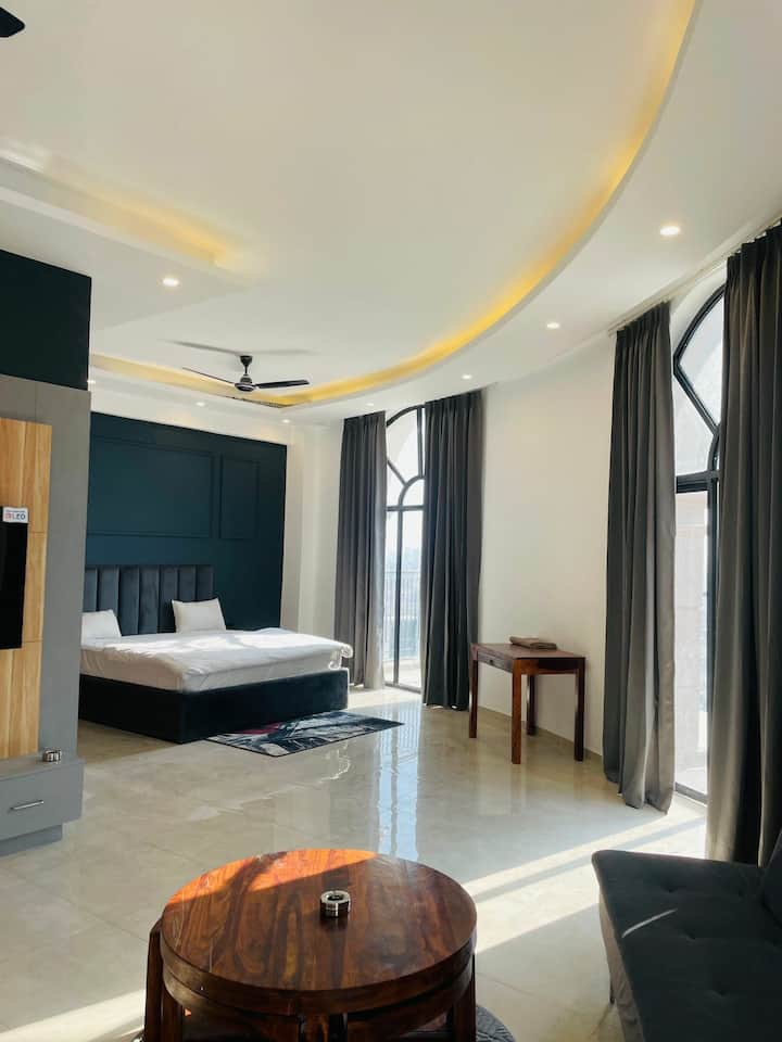 Penthouse Suite - Omaxe Hazratganj - Top Floor - Lucknow